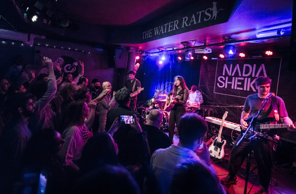 Nadia Sheikh lanza el sencillo ‘Love is undefined’ y suma conciertos a ...